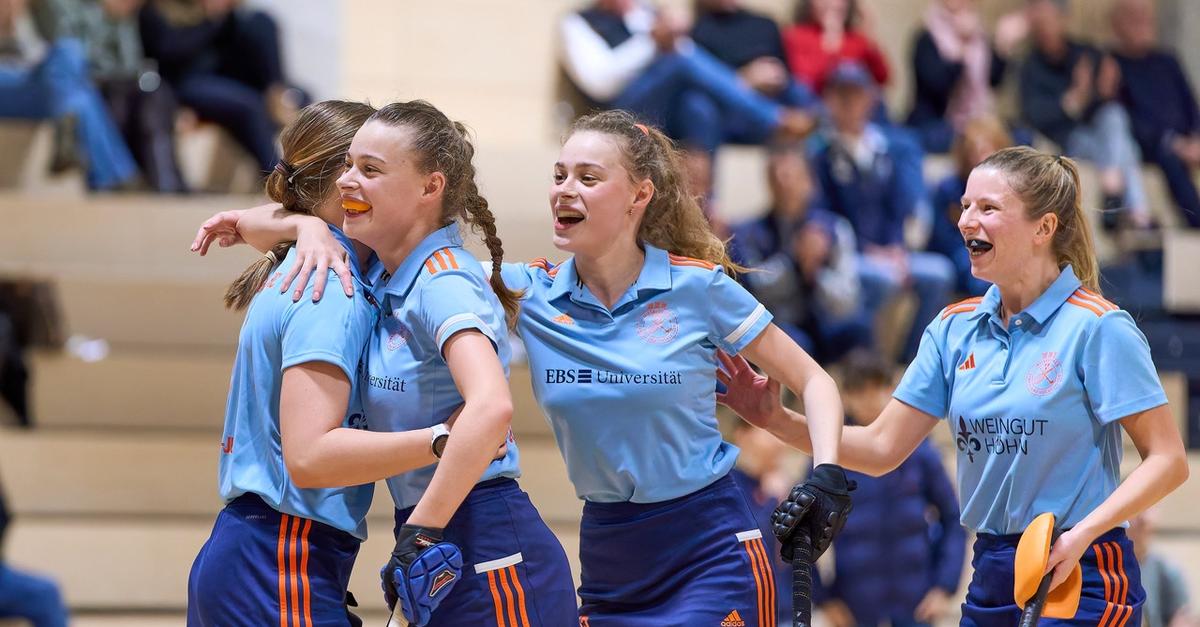 Marlene und Anne Behrendt steuern vier Tore zum Sieg der Hockey-Frauen bei.