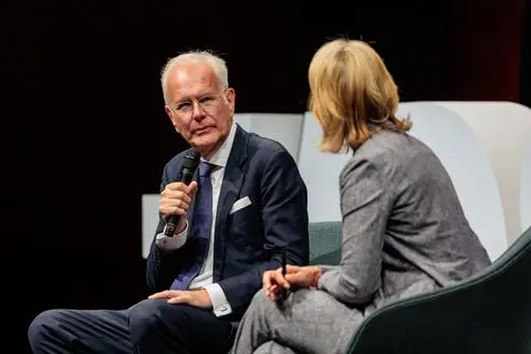 In Wiesbaden balanciert Harald Schmidt Spaß und Todernst aus