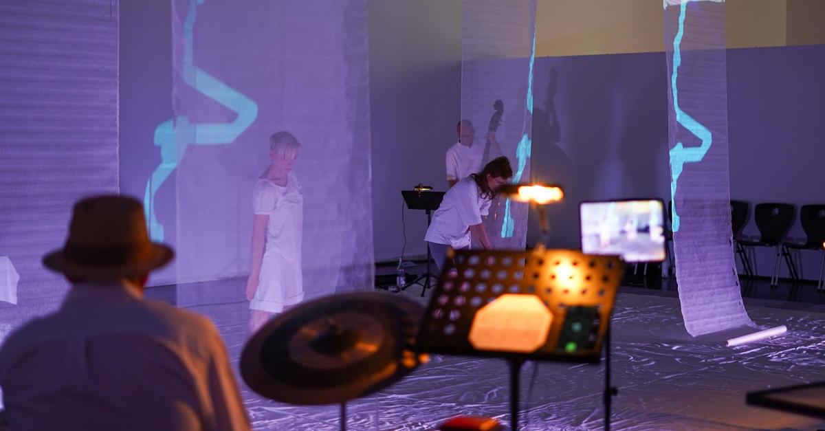 Fluxus-Performance im Kunsthaus Wiesbaden