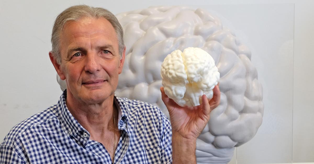 Eintracht-Legende Charly Körbel ist das Hirn-Model einer Frankfurter Schau