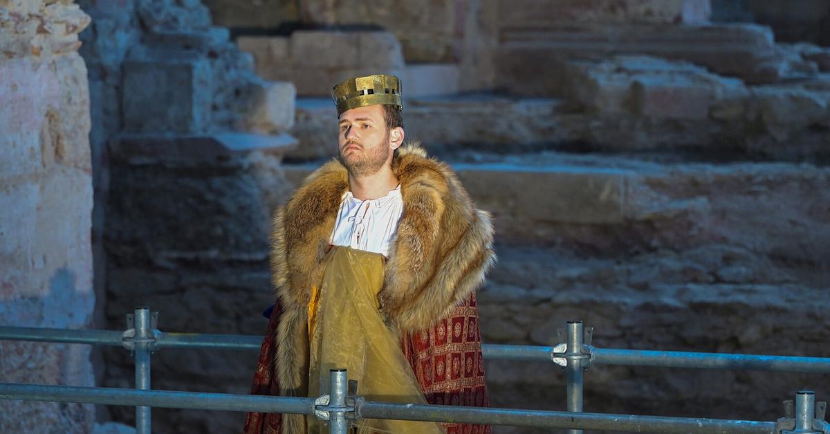 „Sieben Farben Macht“ zeigt im Alten Dom Mainzer Geschichte