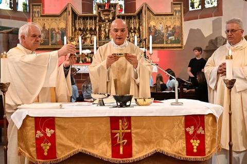Nach 19 Jahren verlässt Pfarrer Robert Nandkisore St. Peter und Paul in ...