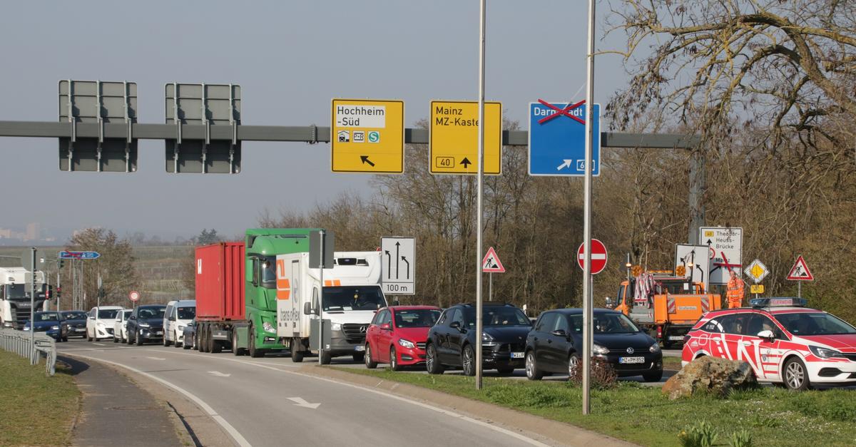 Sperrung der Brücke auf A671 führt zu Hupkonzerten und Staus rund um ...