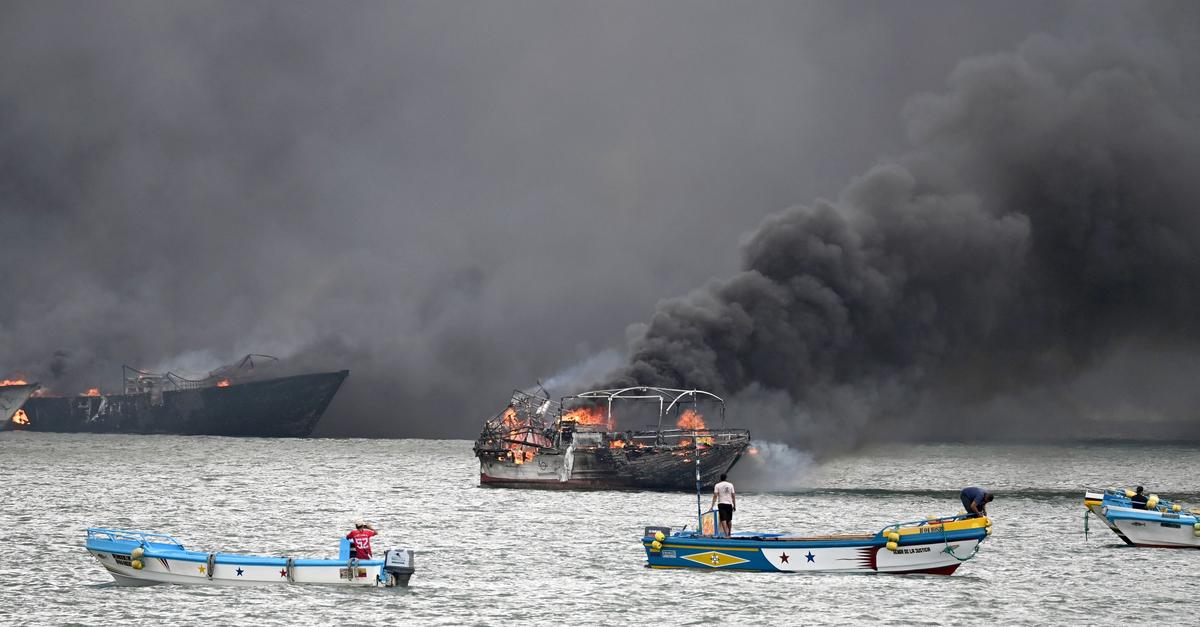 Feuer am Hafen in Ecuador: Mehr als 35 Boote brennen