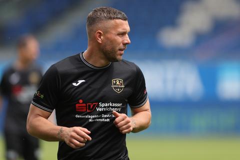 Wiesbaden: Podolski und Weltmeister spielen beim Langholz-Cup für ...